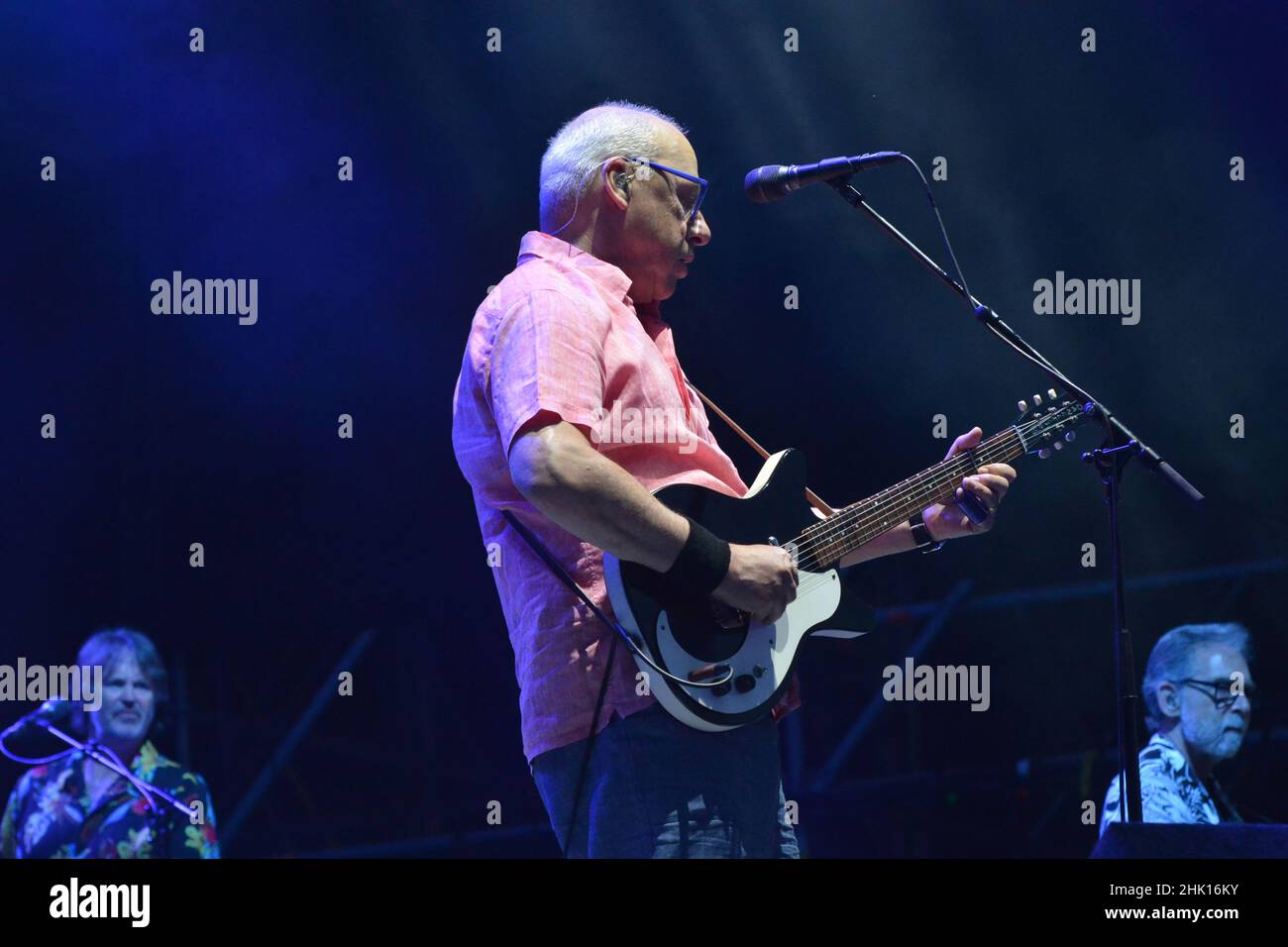 Mark knopfler guitarist dire straits hi-res stock photography and ...
