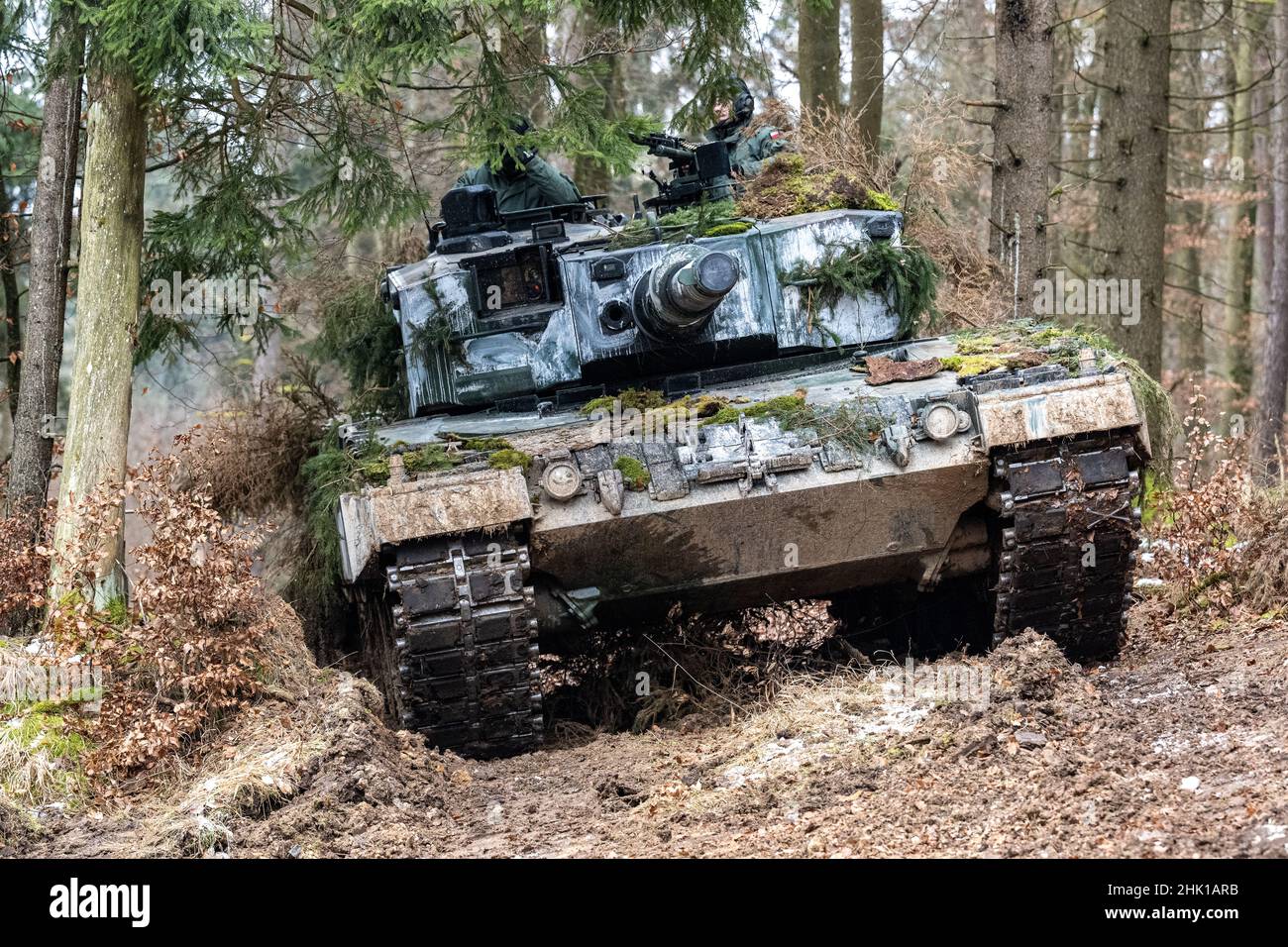 Hohenfels, Germany. 27th Jan, 2022. A Polish Leopard 2 stands in a ...