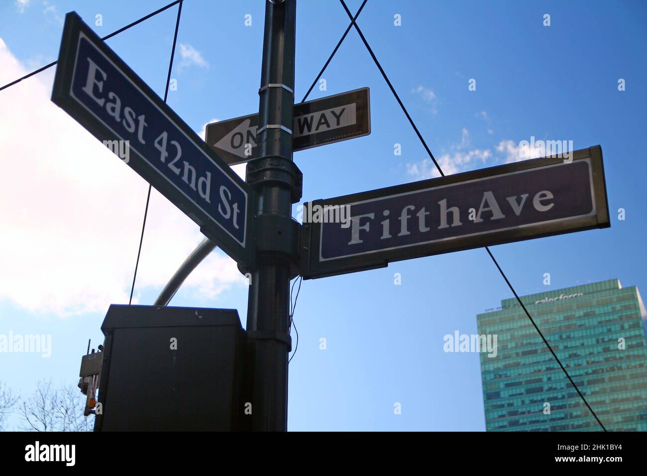 Fifth avenue street sign hi-res stock photography and images - Alamy