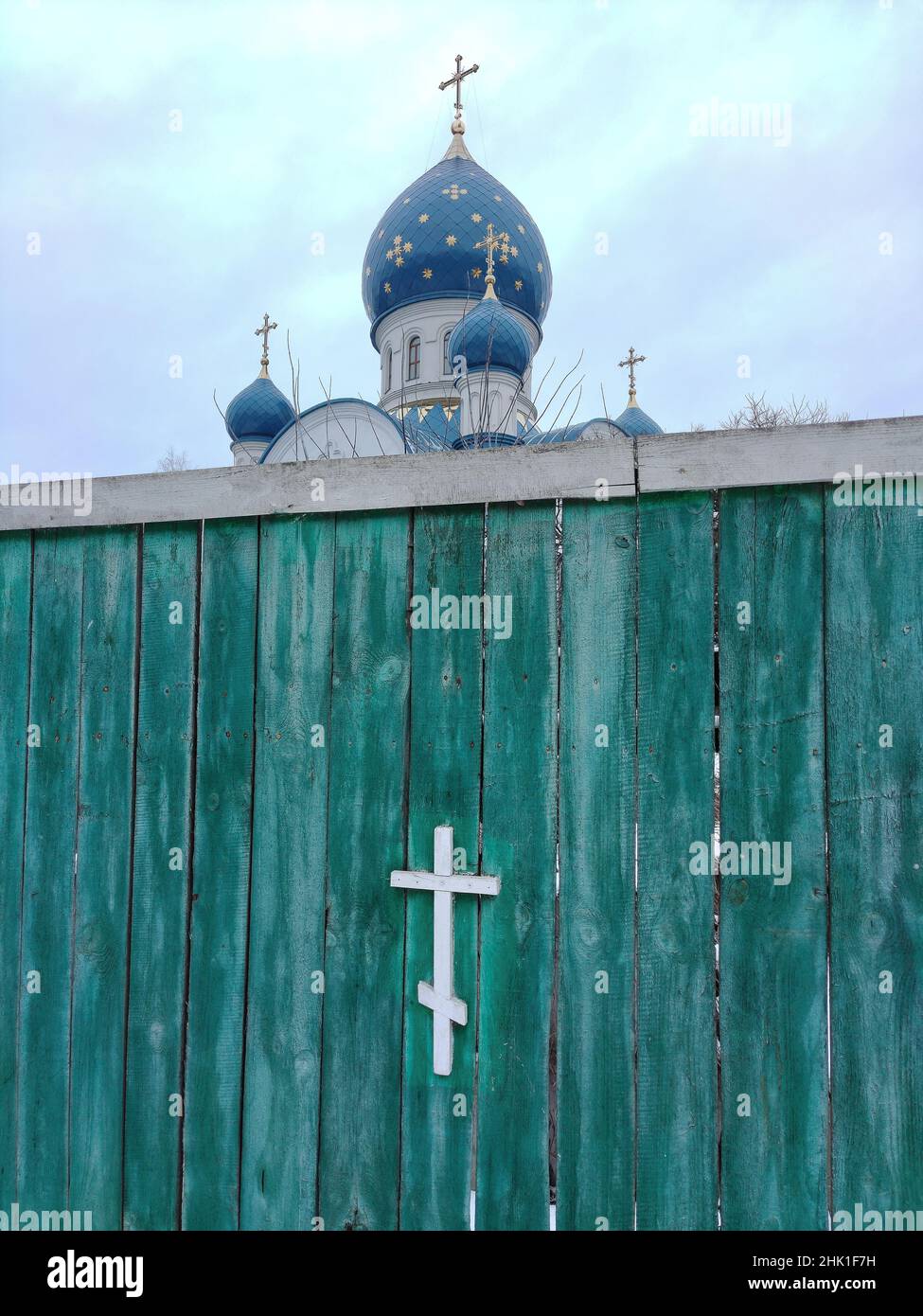 Christian cross on fence hi-res stock photography and images - Alamy
