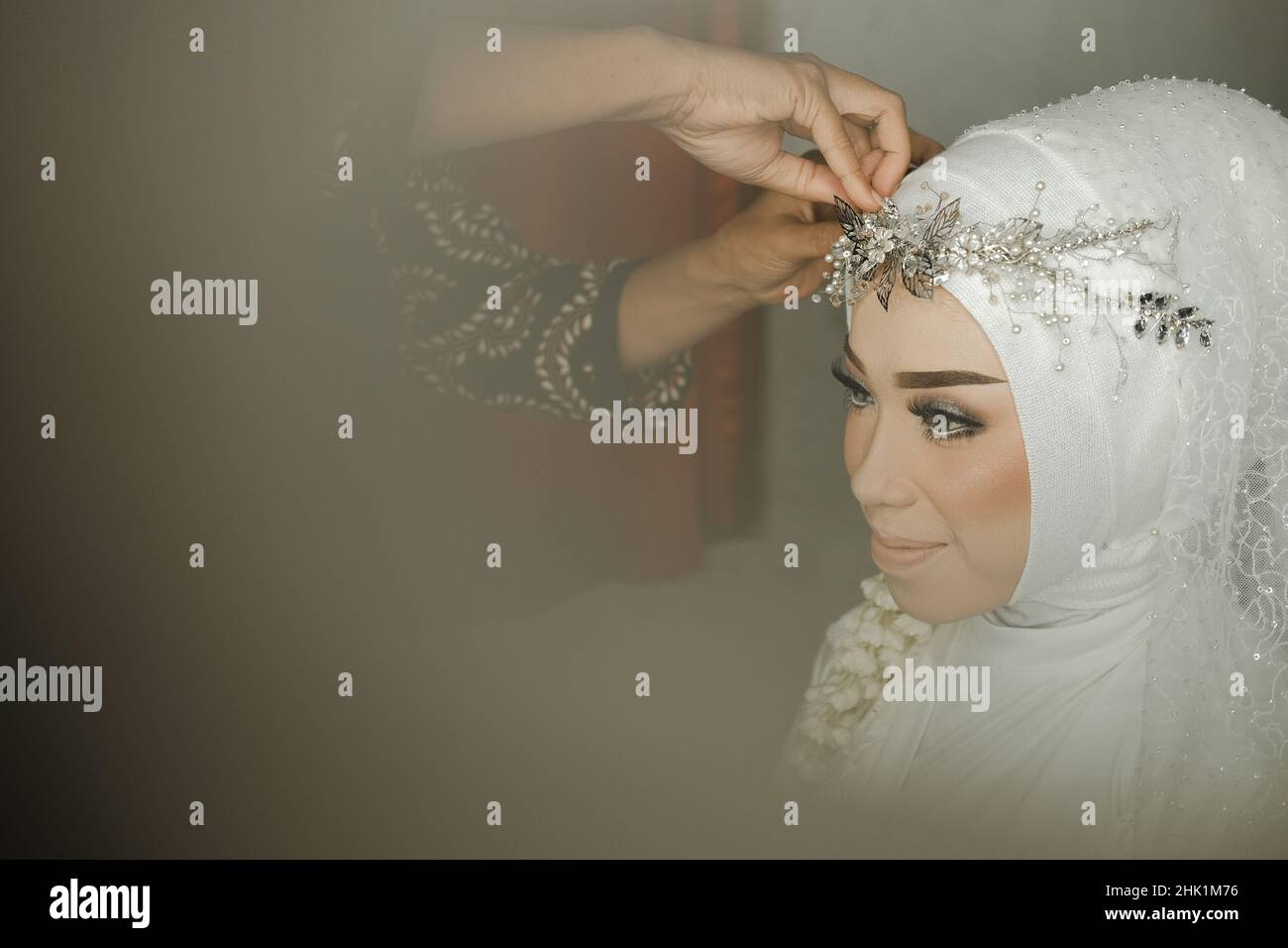 Indonesian traditional wedding clothes, happy marriage Stock Photo - Alamy