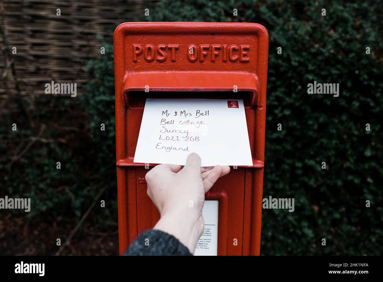 Letter through letterbox illustration hi-res stock photography and ...