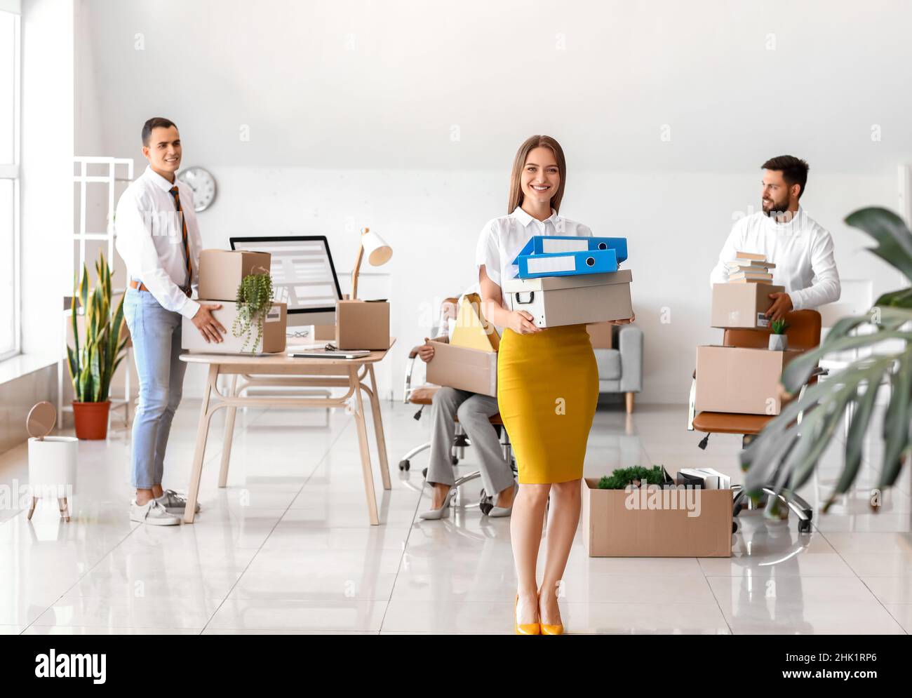 Business people packing things in office on moving day Stock Photo - Alamy