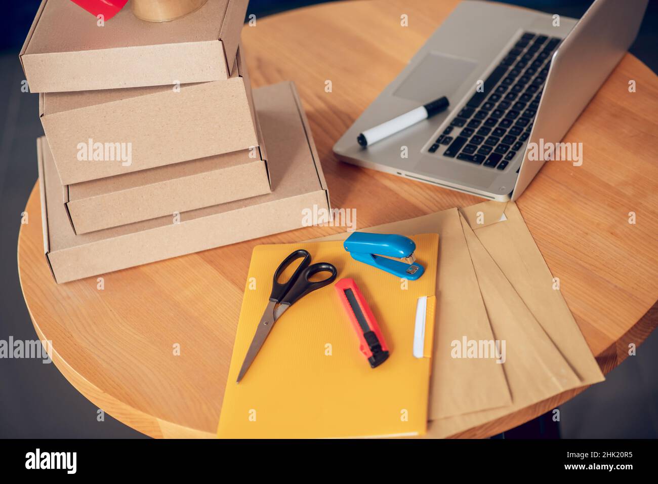 Laptop packaging hi-res stock photography and images - Alamy