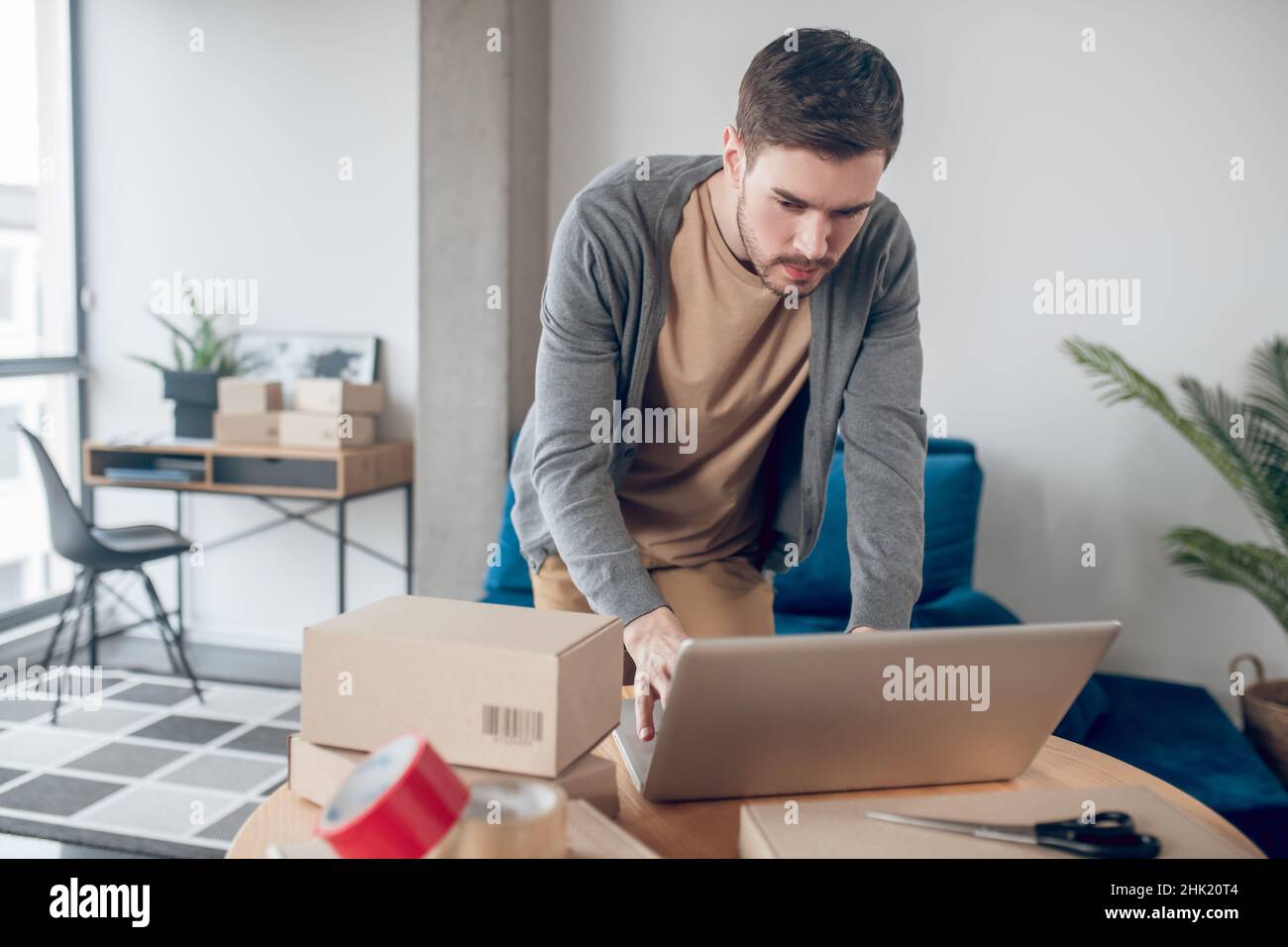 Employee computer store hi-res stock photography and images - Alamy