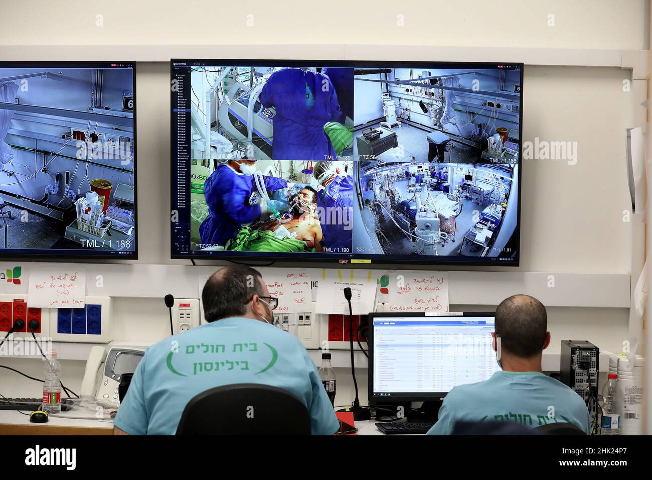 (220202) -- PETAH TIKVA, Feb. 2, 2022 (Xinhua) -- Medical staff members ...