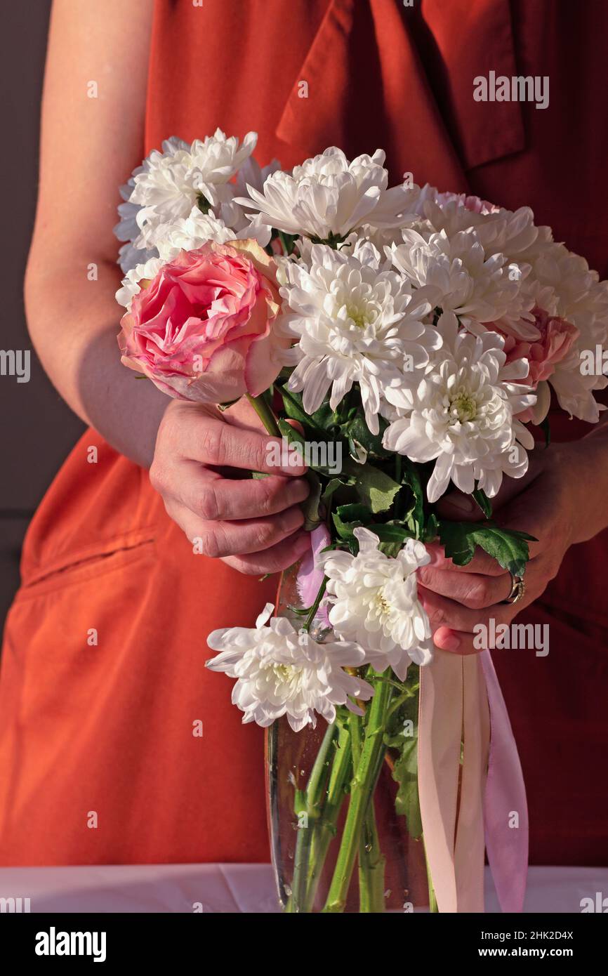 Putting flowers hi-res stock photography and images - Alamy