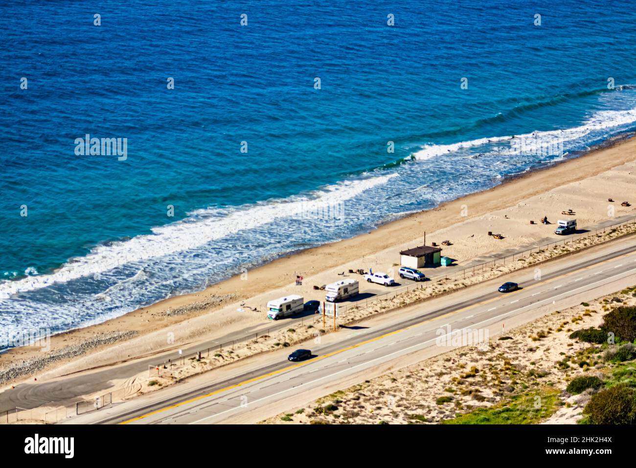 A highway running alongside the ocean in California Stock Photo - Alamy