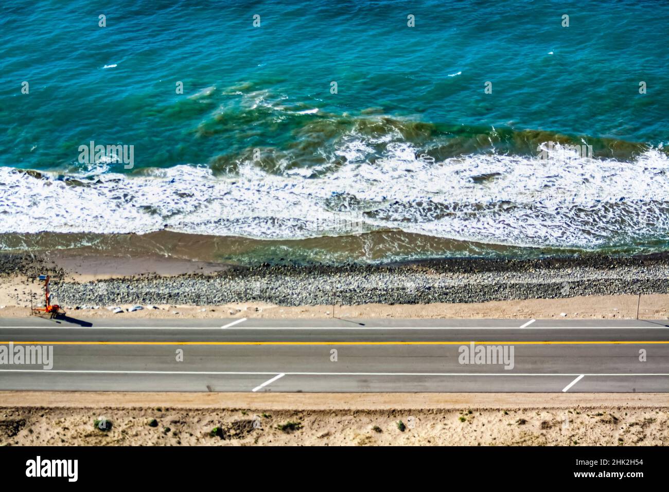 A highway running alongside the ocean in California Stock Photo - Alamy
