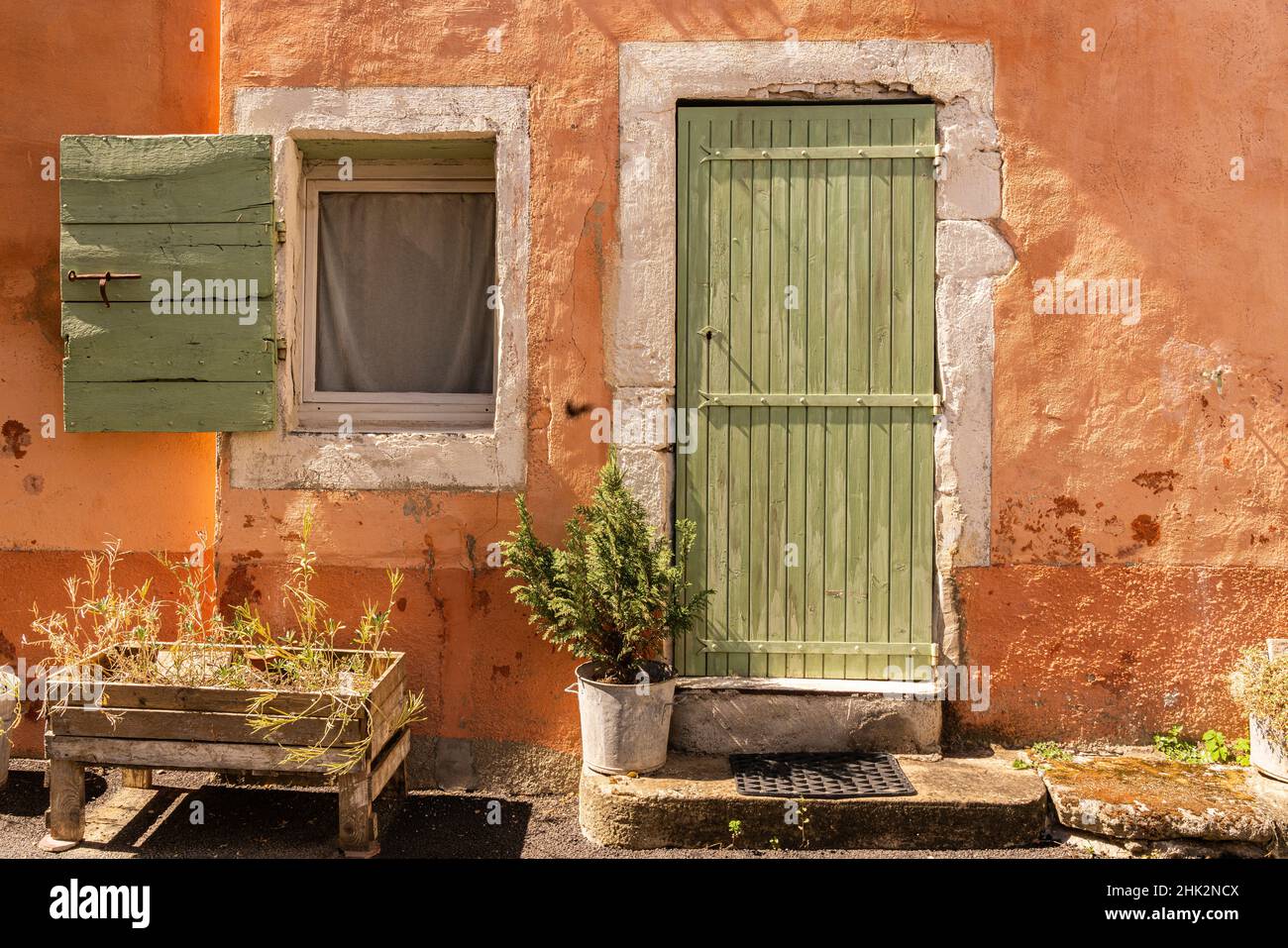 Europe, France, Cereste. Weathered old house exterior Stock Photo - Alamy