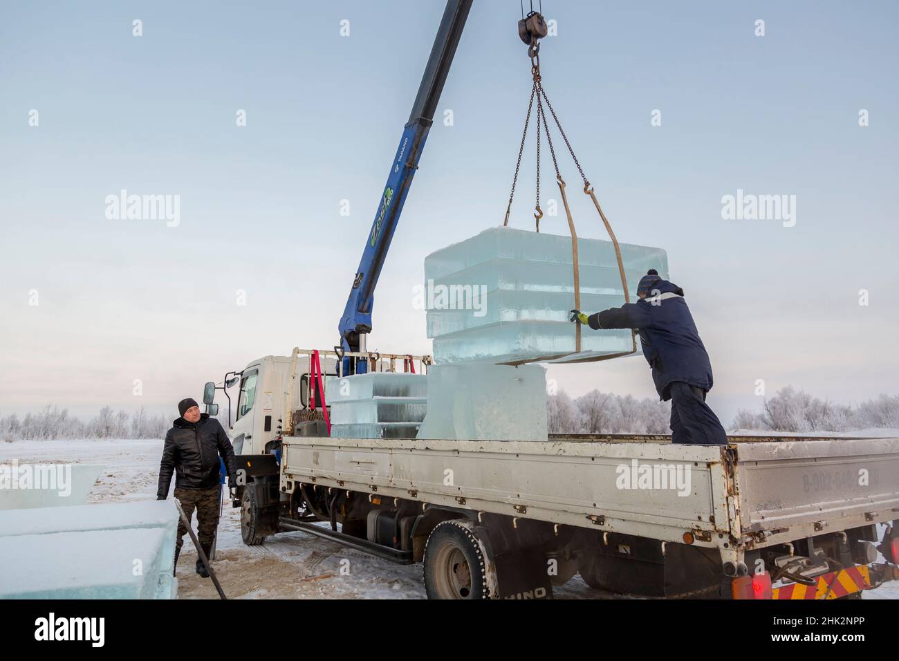 Two assembly workers unload ice plates from the body of a car Stock ...