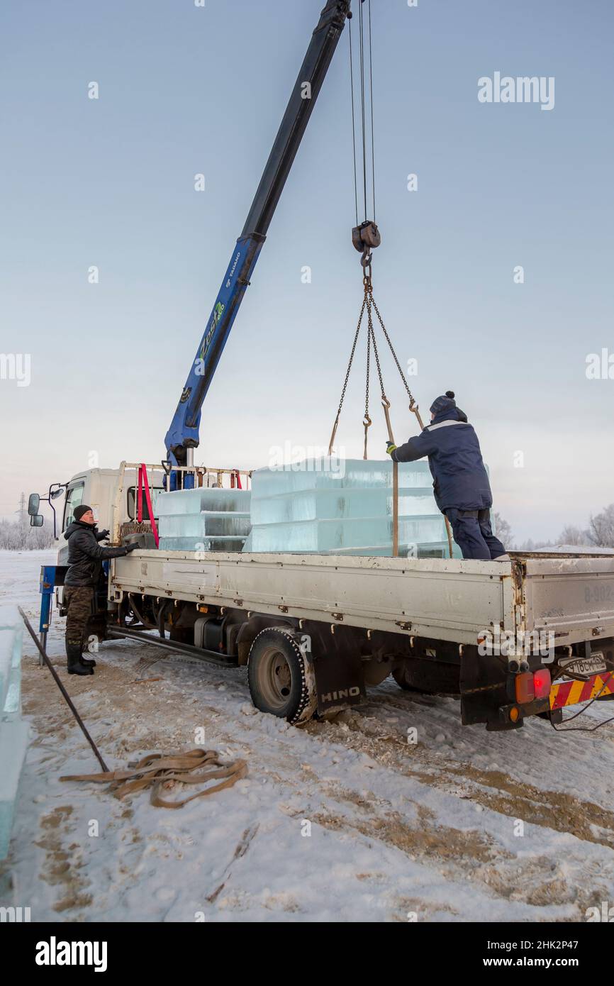 Two assembly workers unload ice plates from the body of a car Stock ...
