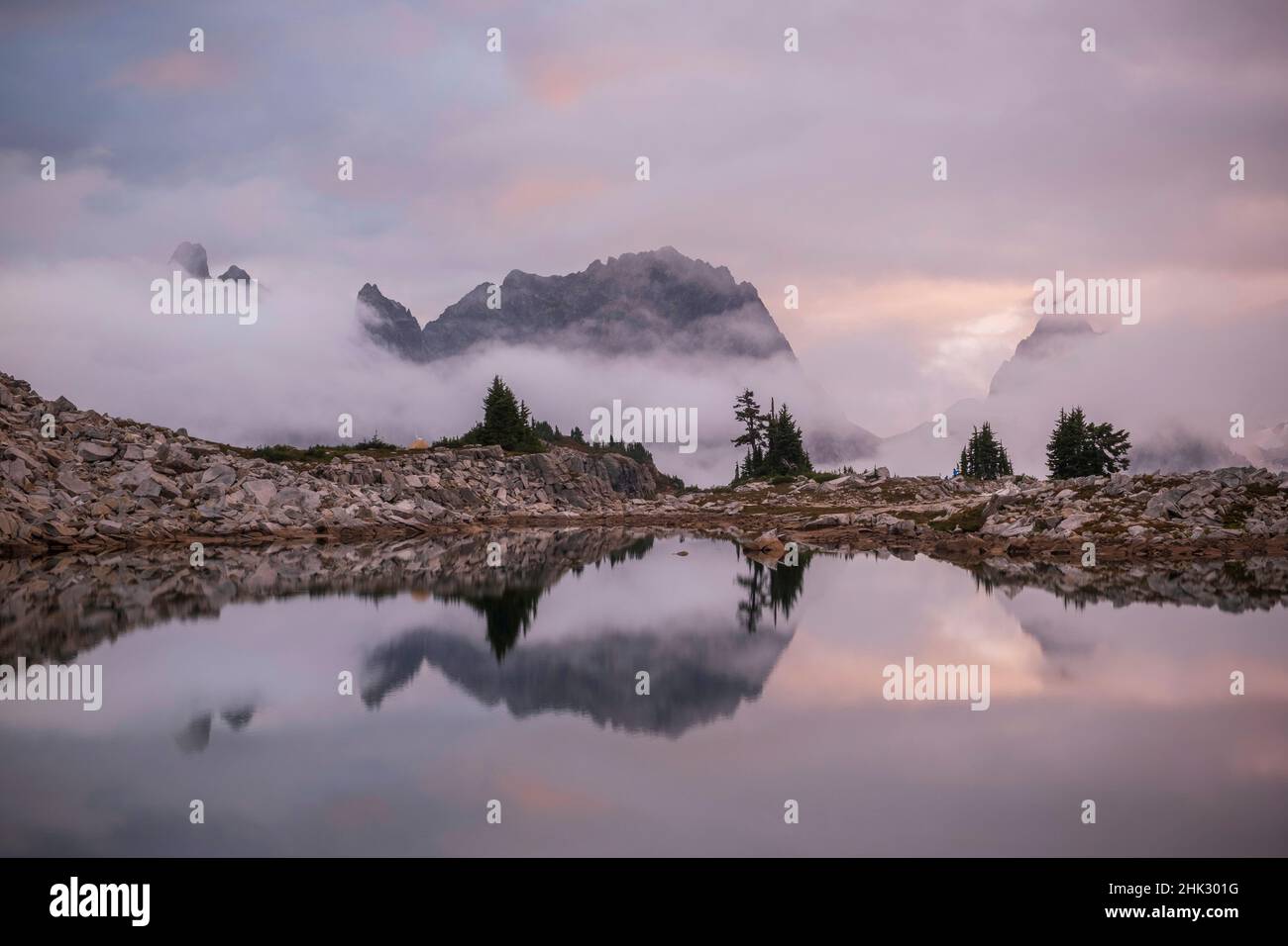 USA, Washington, Alpine Lakes Wilderness. Sunrise on Tank Lake Stock ...