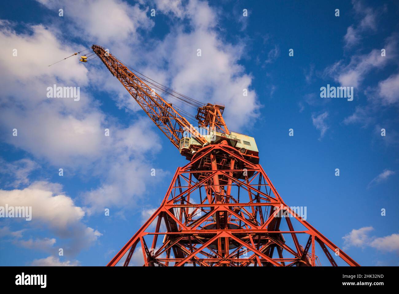 Sweden, Vastragotland and Bohuslan, Gothenburg, shipyard crane, city ...