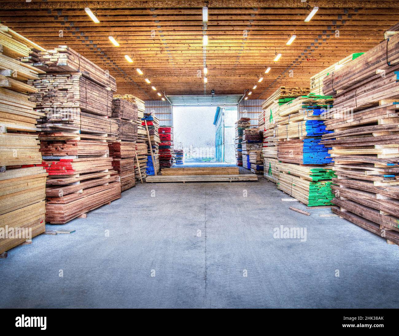 Hard wood lumber yard warehouse for building Stock Photo - Alamy