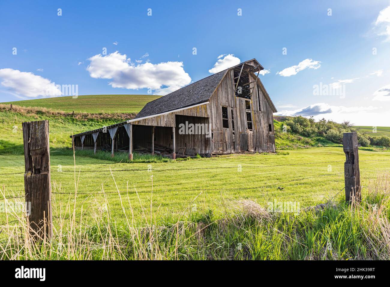Pullman, Washington State, USA. A gray weathered barn in the Palouse ...