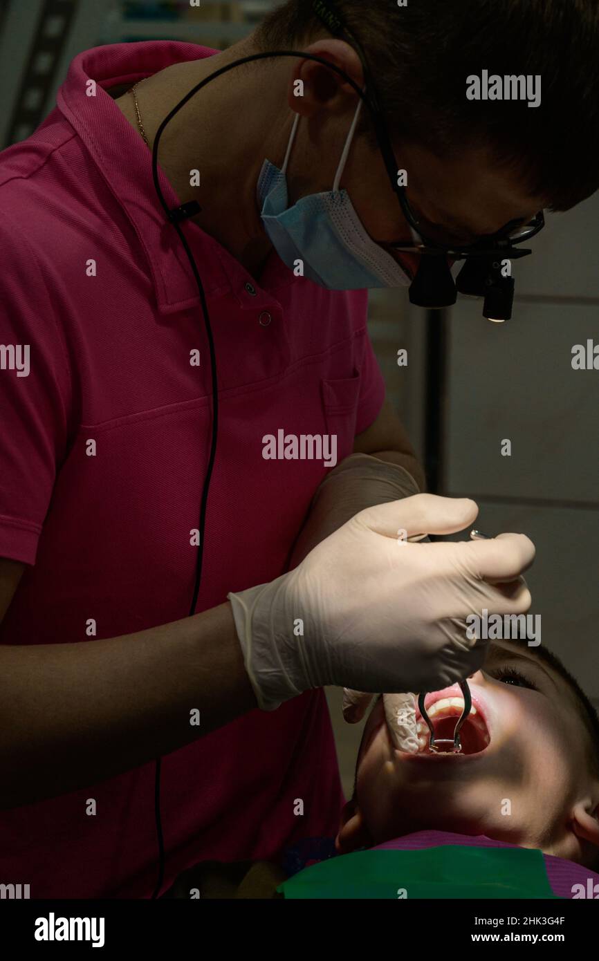 The pediatric dentist treats the child's teeth, the installation of a ...