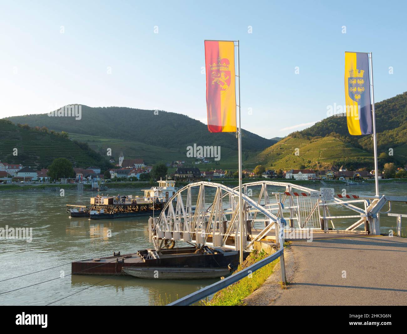 Cable ferry near Spitz crossing the Danube in the wine-growing area ...