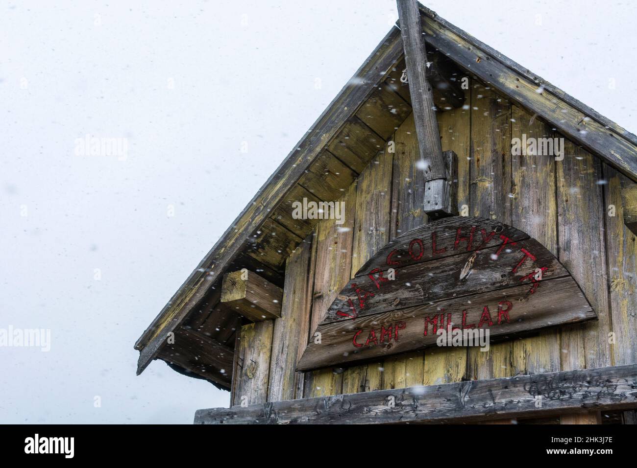 Old abandoned cabin, Varsolbukta, Bellsund bay, Van Mijenfjorden ...