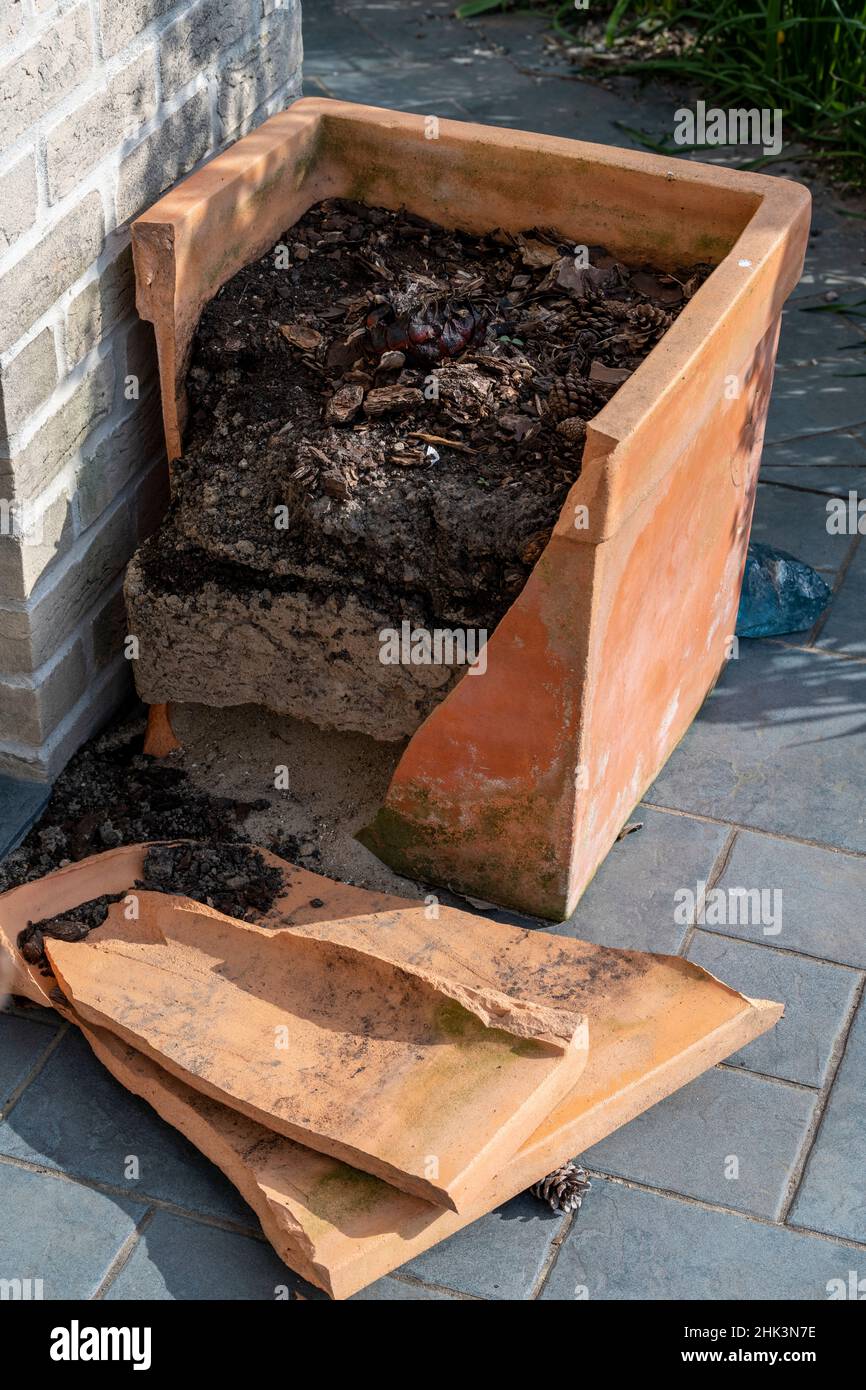 Broken pot garden hi-res stock photography and images - Alamy