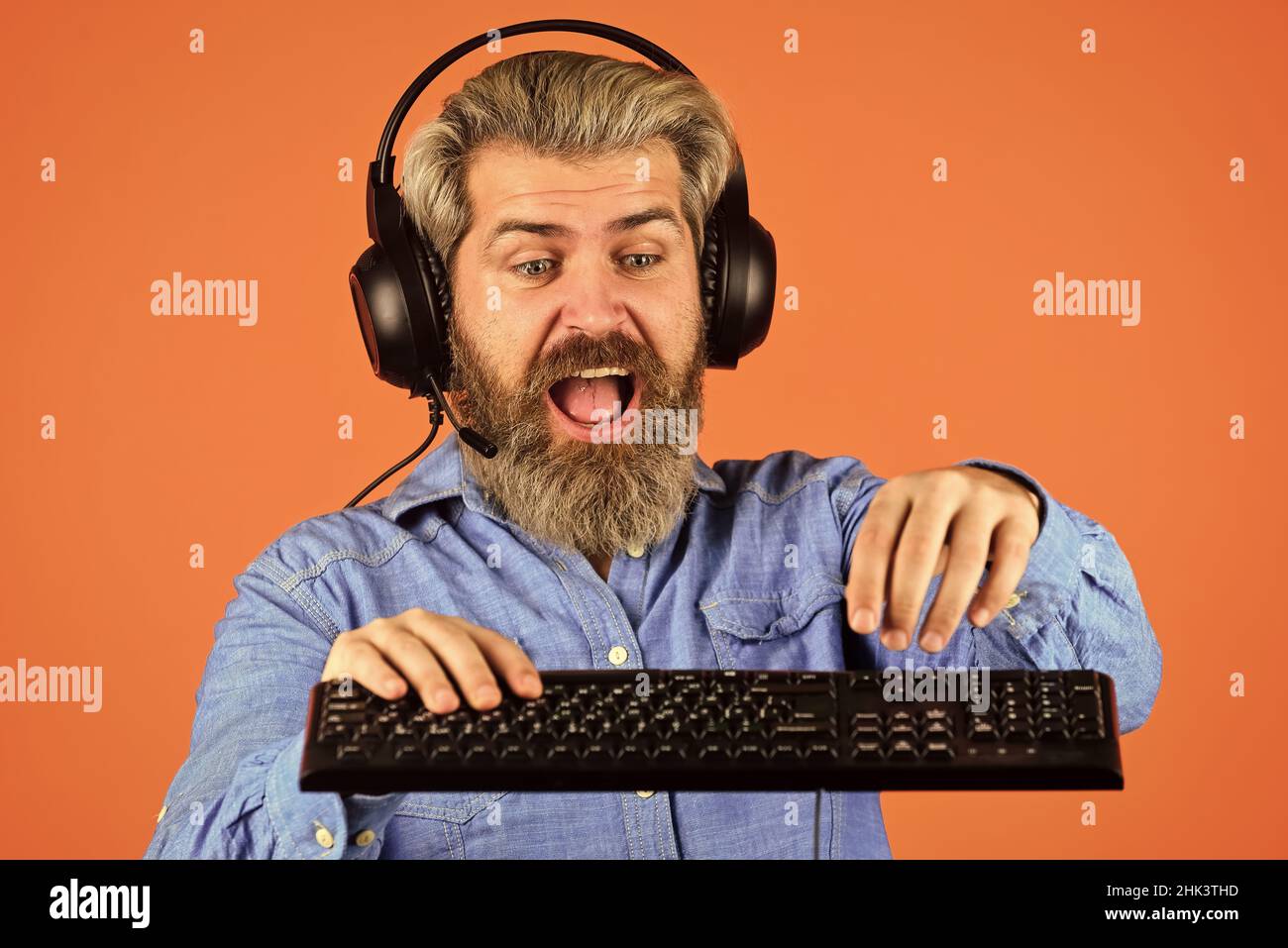 Gamer man professional headphones relaxing hi-res stock photography and ...