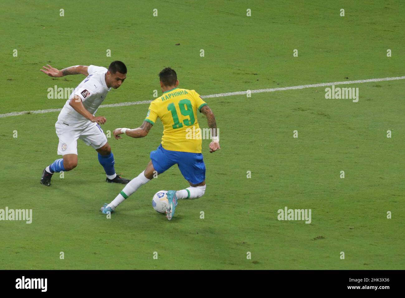 Raphinha do Brasil disputa o lance com Santiago Arzamendia do Paraguai ...