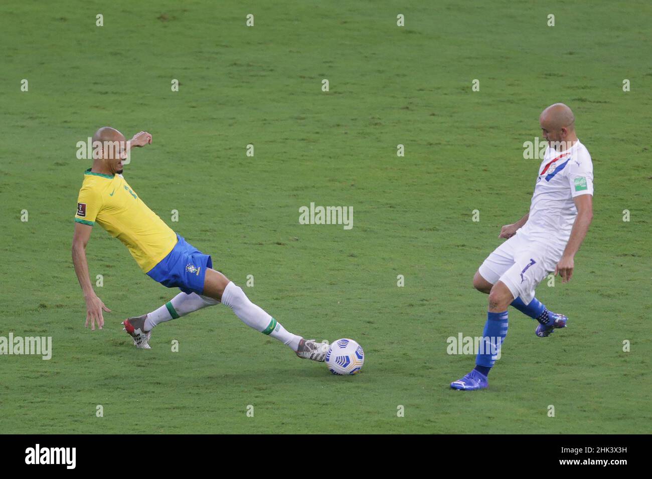Fabinho do Brasil disputa o lance com Carlos González do Paraguai ...