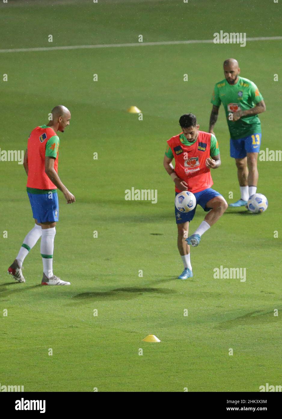 Fabinho e Lucas Paquetá do Brasil, momentos antes da partida entre ...