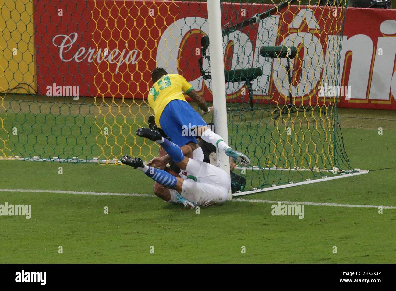 Raphinha do Brasil disputa o lance com Santiago Arzamendia e Antony ...