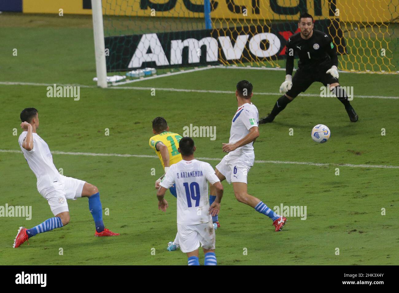 Raphinha do Brasil, marca o seu gol durante a partida entre Brasil e ...