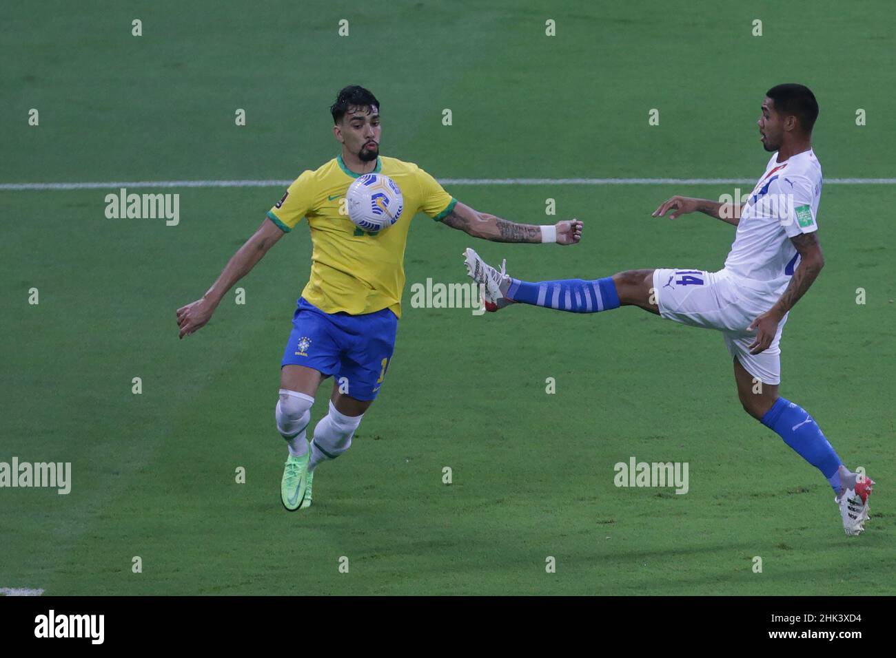Lucas Paquetá do Brasil disputa o lance com Héctor Martínez do Paraguai ...