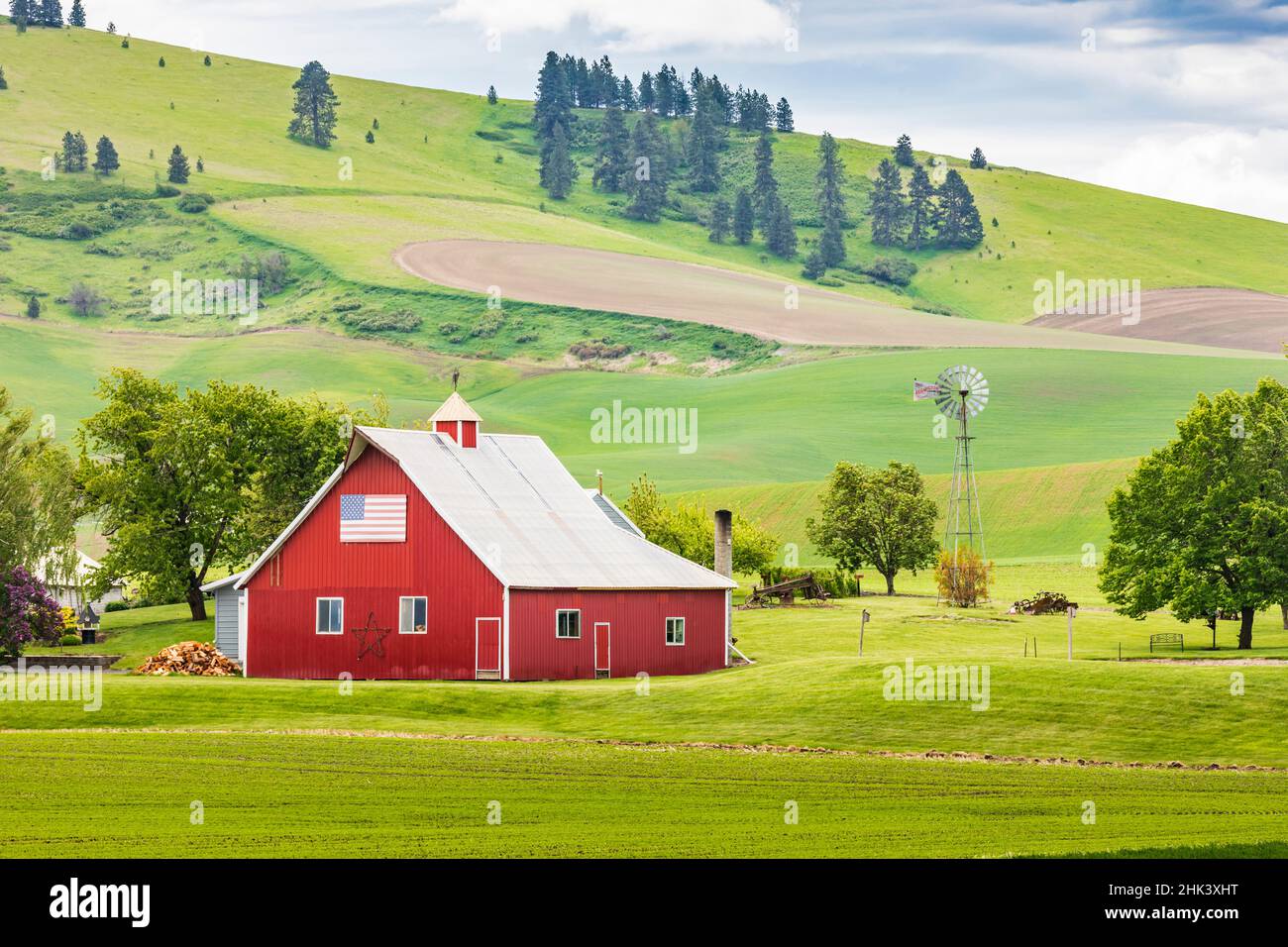 Garfield, Washington State, USA. A red barn on a picturesque farm in ...