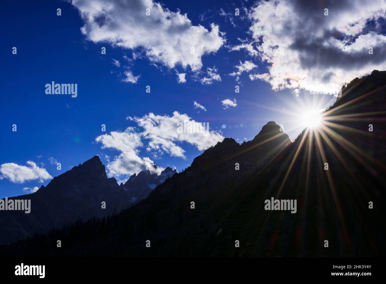 Sun star over the Teton Range, Grand Teton National Park, Wyoming, USA ...