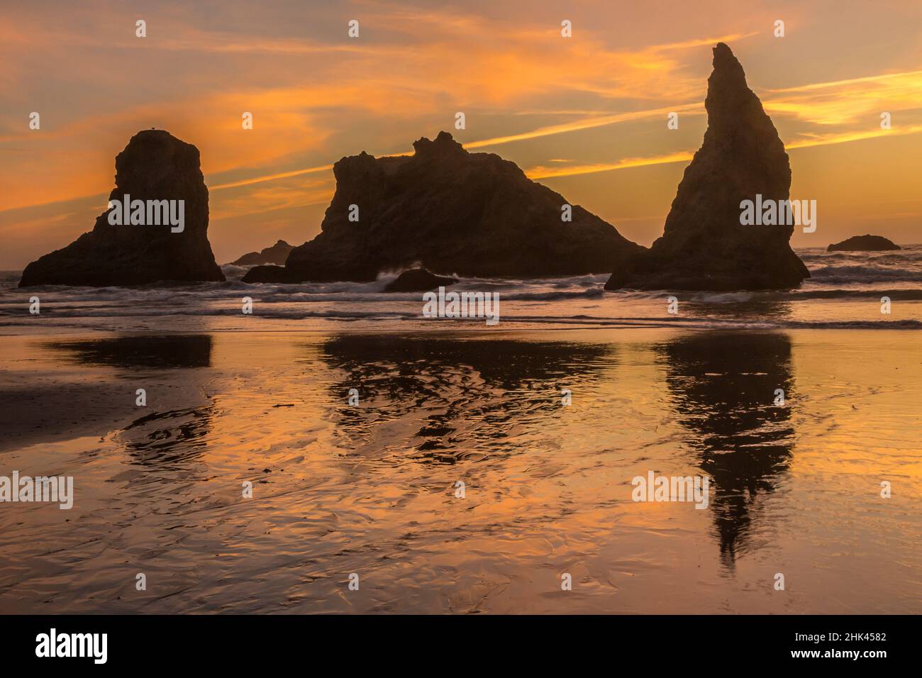 Wizards hat hi-res stock photography and images - Alamy