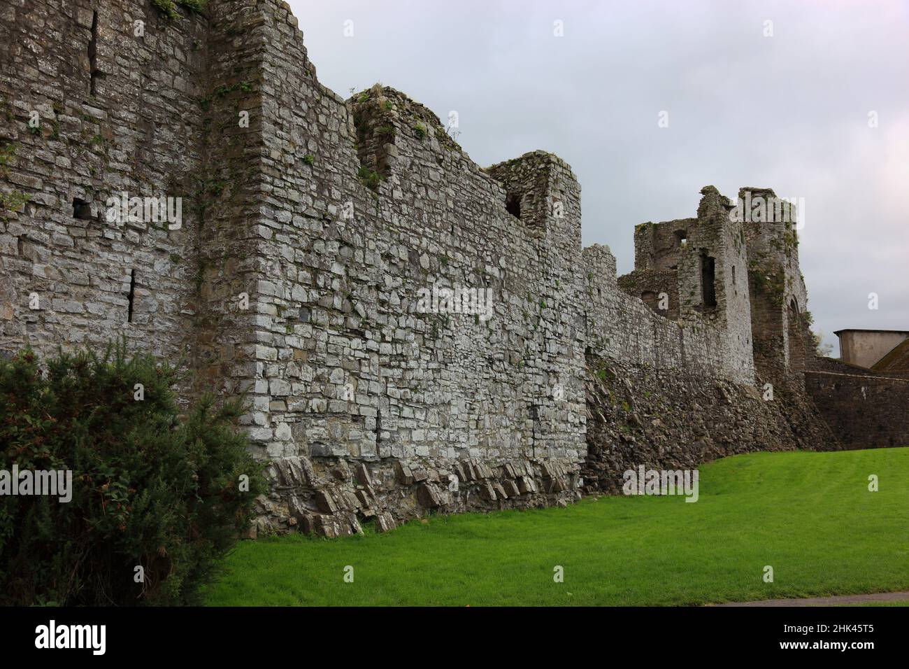Irische mittelalterliche architektur hi-res stock photography and ...