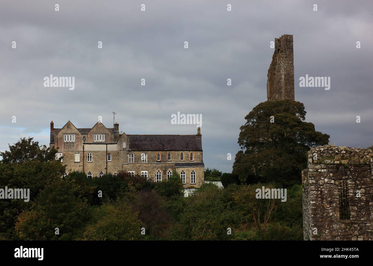 Herrenhaus und verfallener Wachturm des Dunmoe Castle in Navan, An ...