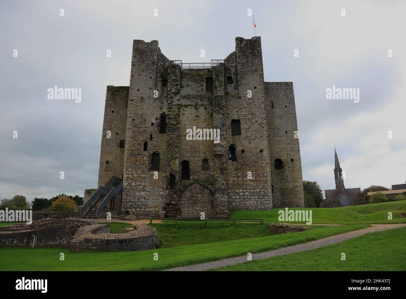 Mittelalterliche irische burg hi-res stock photography and images - Alamy