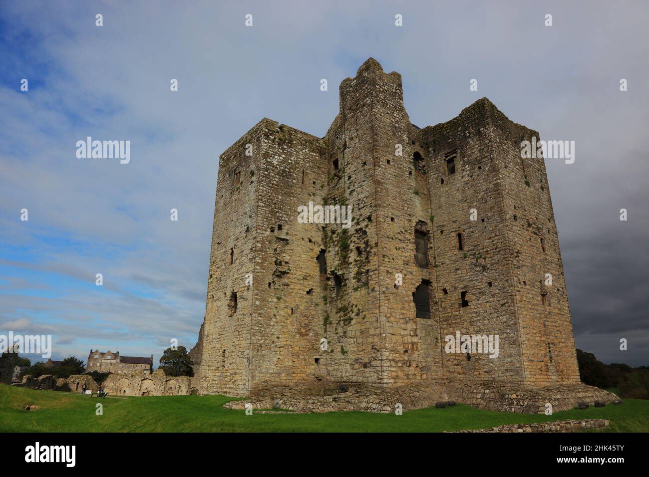 Mittelalterliche irische burg hi-res stock photography and images - Alamy
