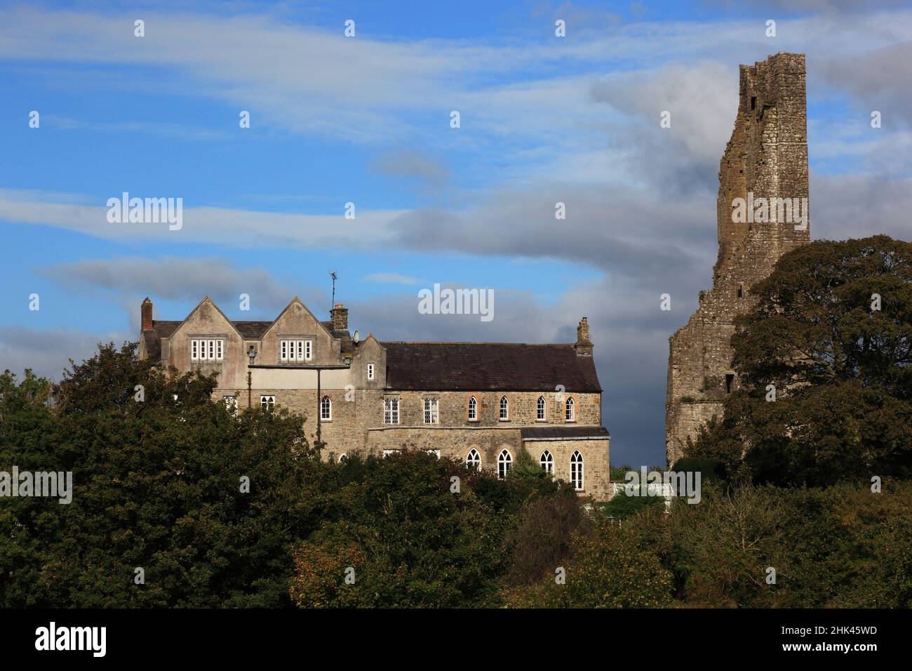 Herrenhaus und verfallener Wachturm des Dunmoe Castle in Navan, An ...
