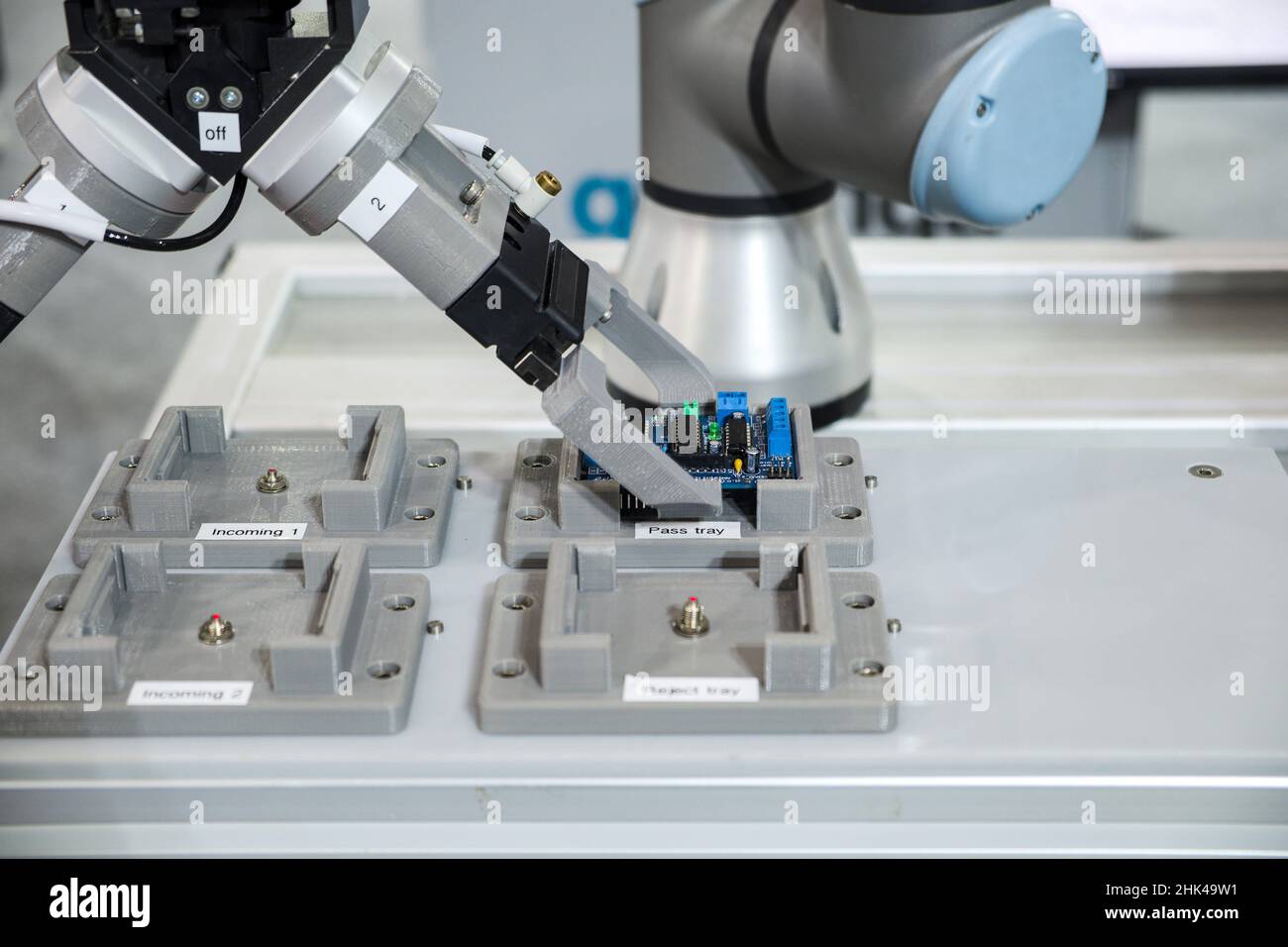 Mechanical arms circuit chip hi-res stock photography and images - Alamy