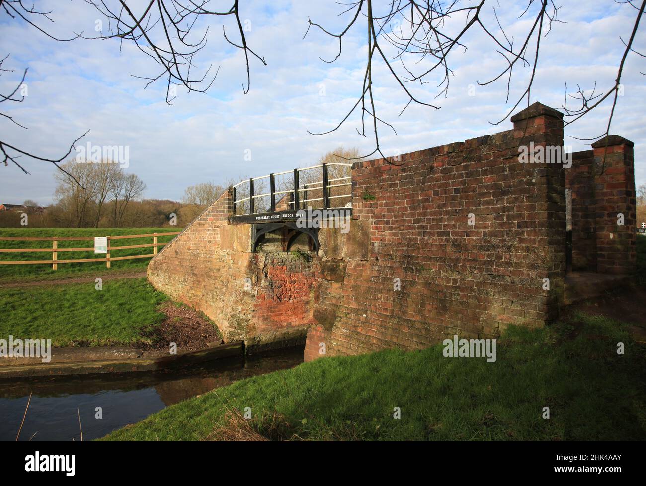 Bridge over the Saffordshire and Worcestershire canal in Kidderminster ...