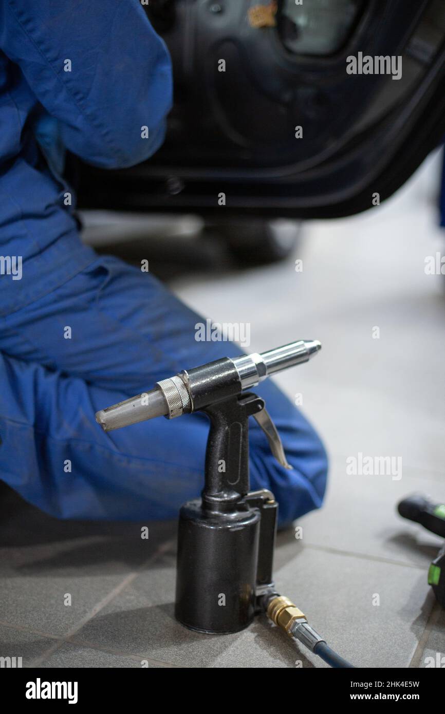 Man repairing car body hi-res stock photography and images - Alamy