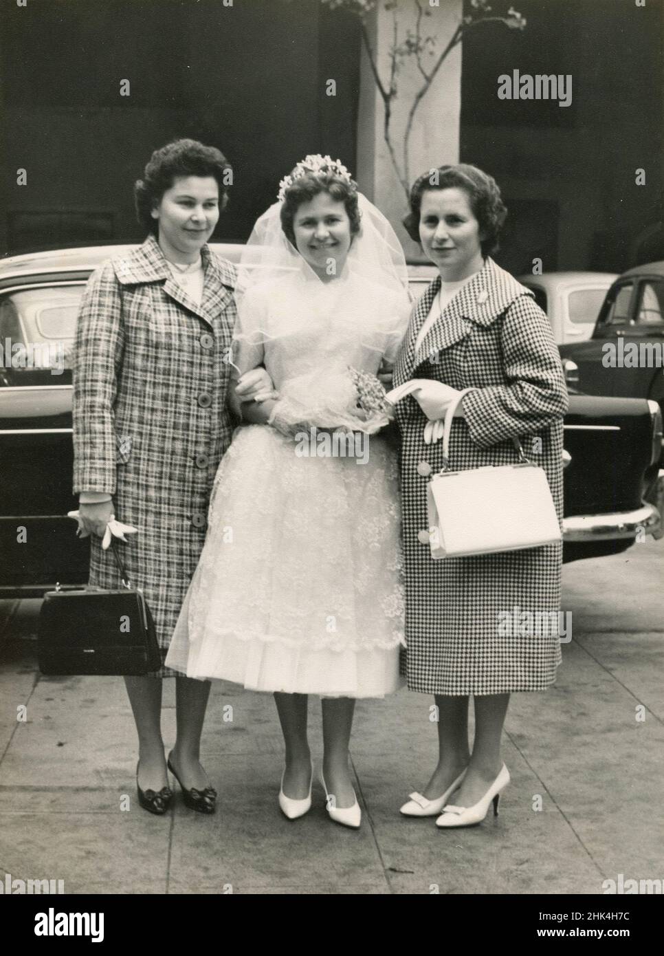 Wedding in Italy during the 1950s: The bride makes the photo with two ...