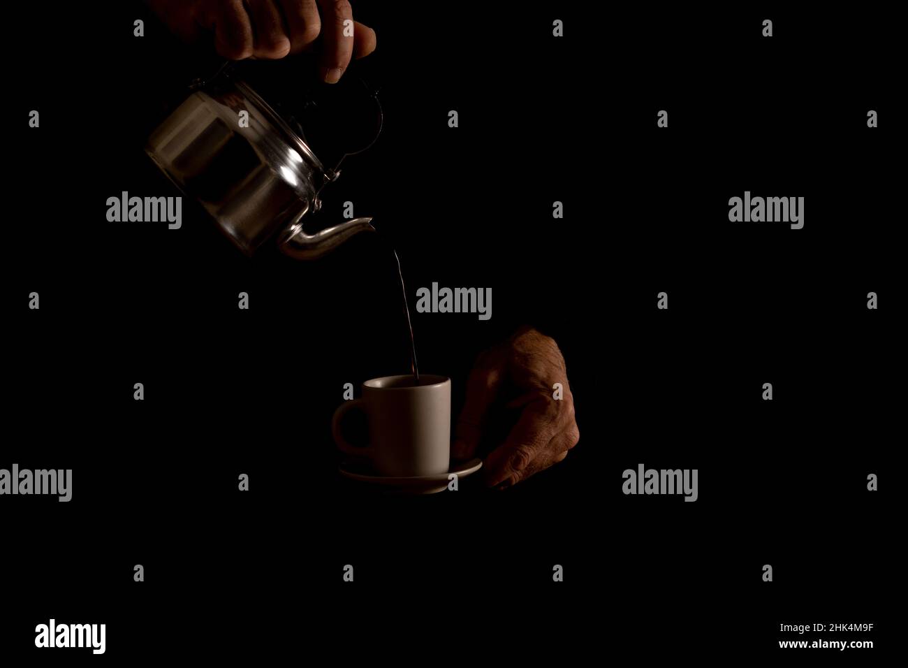 Arabic man pouring coffee hi-res stock photography and images - Alamy