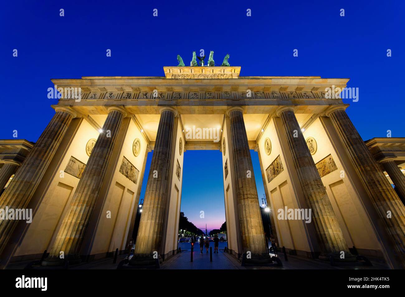Brandenburg Gate at sunset, Pariser Square, Unter den Linden, Berlin ...