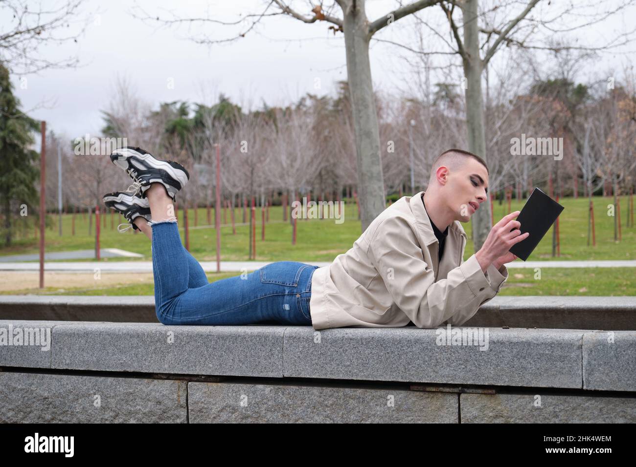 Queer people reading hi-res stock photography and images - Alamy