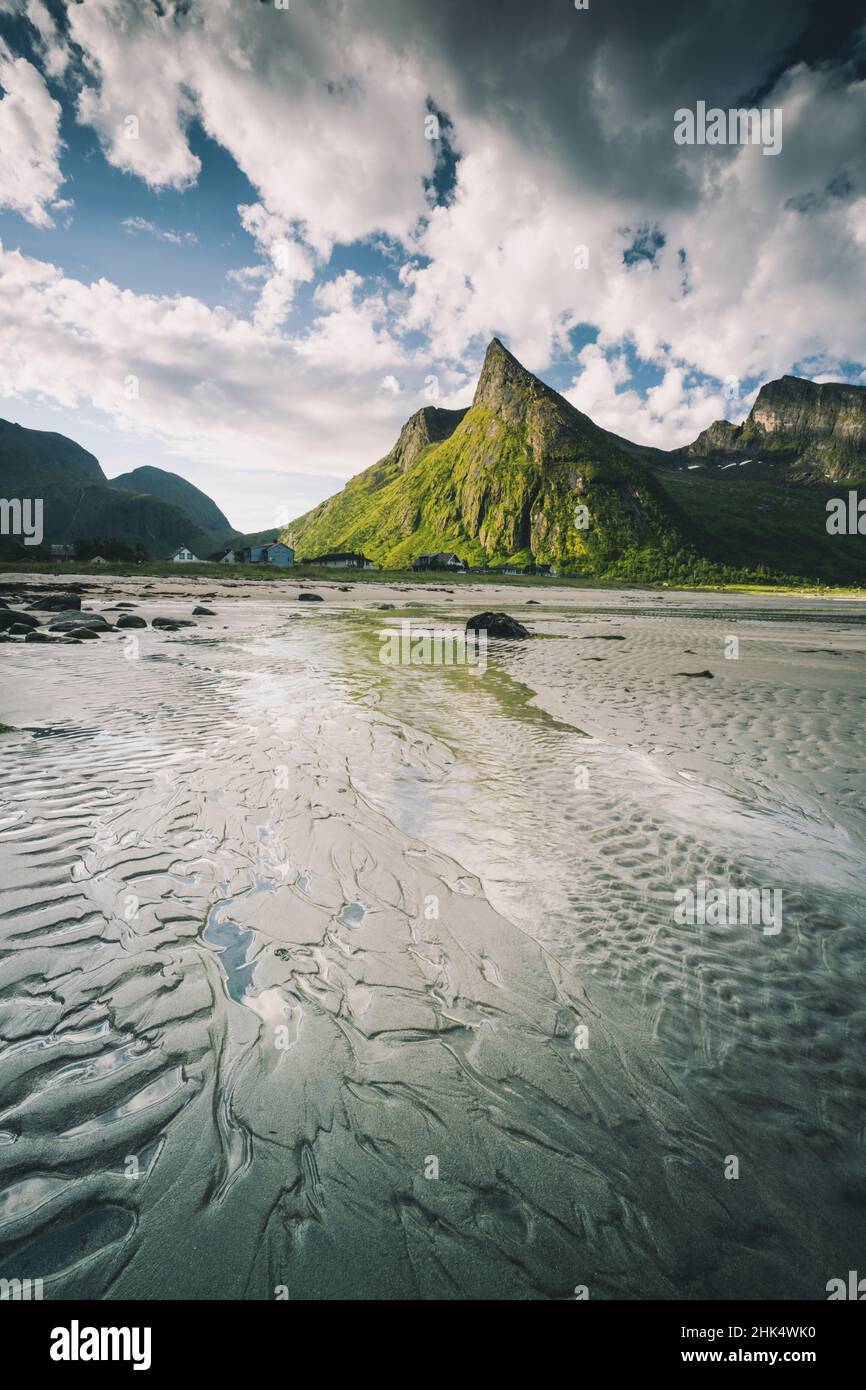 Empty island beach hi-res stock photography and images - Alamy