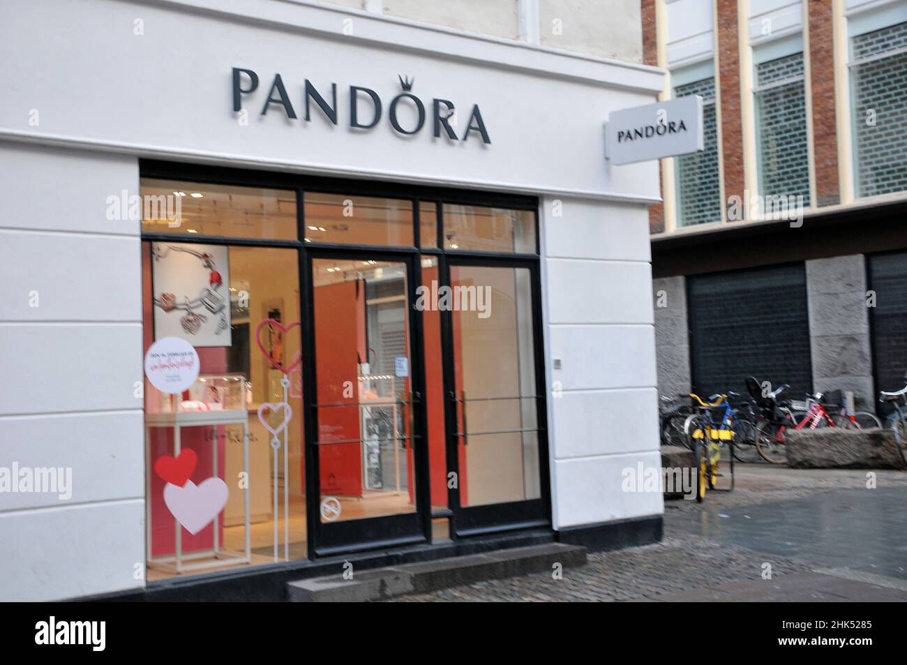 Pandor jewellery stor hi-res stock photography and images - Alamy