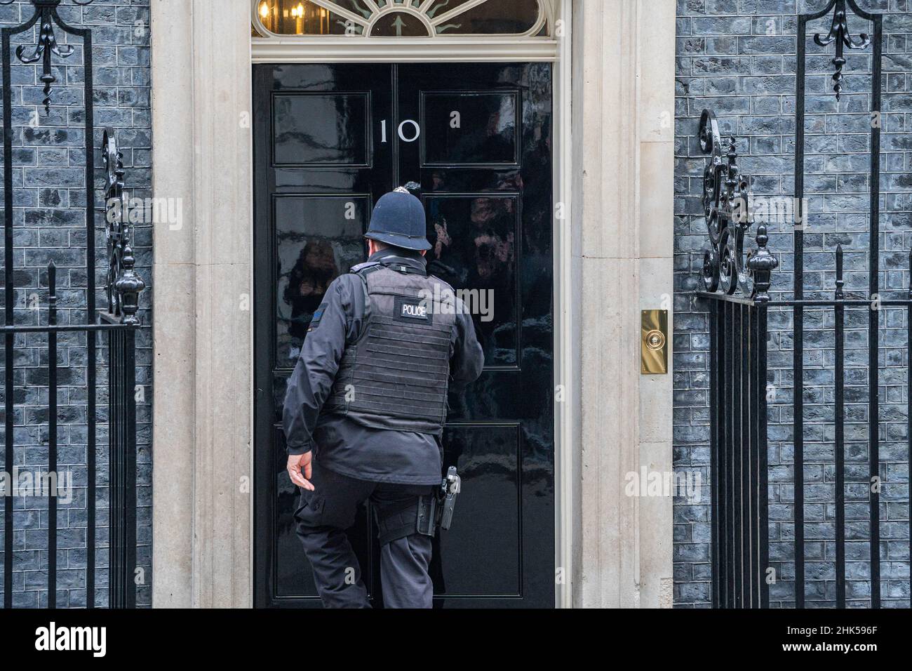 Downing street police knocking hi-res stock photography and images - Alamy