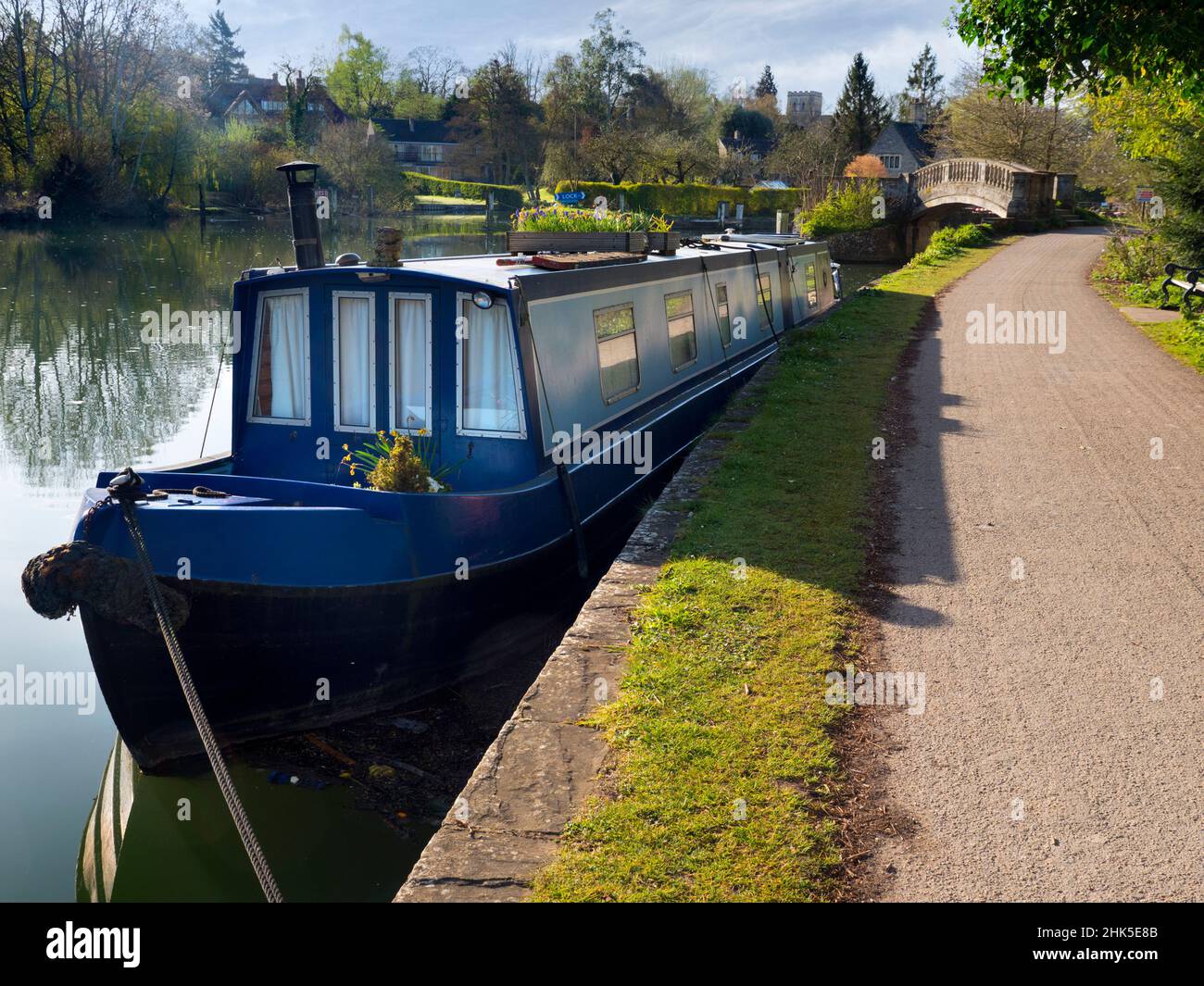 The Thames Path walkway is a route much frequented by cyclists, joggers ...